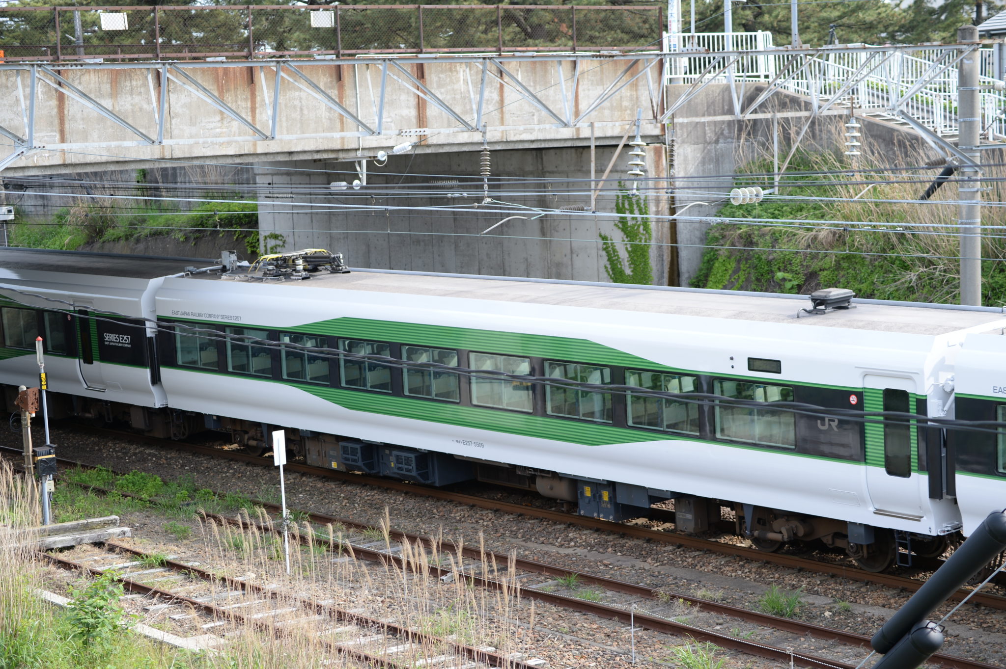 【OM-52編成】E257系5500番台波動用車が完成！秋田から東大宮方面へ配給輸送 | 鉄道ファンの待合室